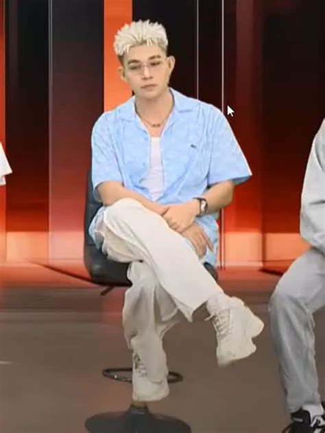 Thứ Duy Nhất T để ý Trong Talkshow On Trending Hôm Qua Là Jun Cứ Tháo Kính Ra Lau Chùi Hoài