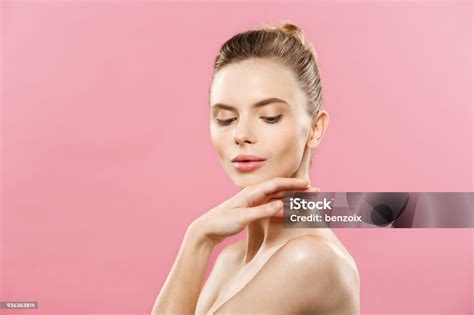 미용 피부 개념신선한 깨끗 한 피부와 아름 다운 젊은 백인 여자 핑크 스튜디오 배경으로 멀리 보세요 여자 아름다움 얼굴