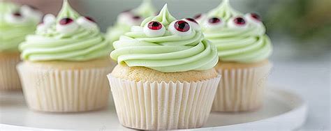 흐린 배경에 녹색 아이싱 눈을 갖춘 할로윈 컵케이크 할로윈 컵케이크 초록 배경 일러스트 및 사진 무료 다운로드 Pngtree