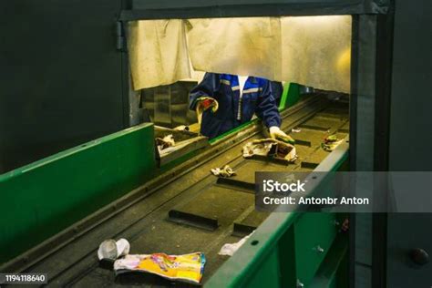 폐기물 처리 공장에서 컨베이어 컨베이어 이동 쓰레기를 분리하고 정렬합니다 쓰레기에 대한 스톡 사진 및 기타 이미지 쓰레기 기계류 조직 Istock