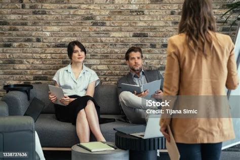 직장에서 프리젠 테이션을 갖는 성공적인 비즈니스 여성 3 명에 대한 스톡 사진 및 기타 이미지 3 명 남자 사업가 서 있기 Istock