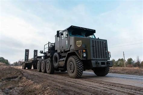Ukrainian Soldiers Receive M1070 Het Trucks To Move Pzh 2000 Howitzers