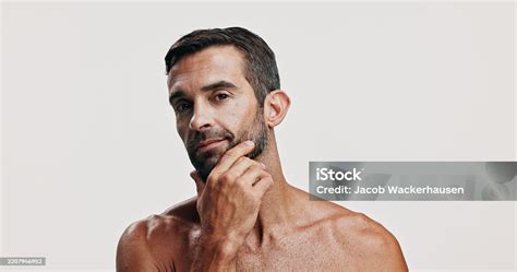 스킨케어 광채 미용 얼굴 또는 피부과를 위한 스튜디오에서 남자의 아름다움 또는 초상화를 확인하십시오 콜라겐 화장품 모형 공간 또는 얼굴 치료 웰빙 또는 검사를 위한 흰색