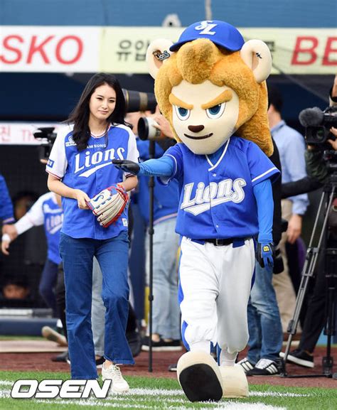 사진 시구 위해 마운드 향하는 이승엽 아내 이송정