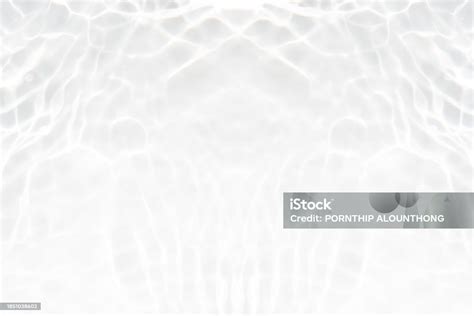 표면에 잔물결이있는 화이트 워터 디포커스 흐릿한 투명한 흰색의 맑고 잔잔한 수면 질감이 튀고 거품이 있습니다 빛나는 패턴 질감 배경이 있는 물 파도 0명에 대한 스톡 사진