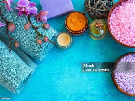 난초 바디 케어 제품 얼굴 마스크 오일 목욕 소금과 나무 배경에 수건 평면도와 스파 정 물 0명에 대한 스톡 사진 및 기타 이미지 Istock
