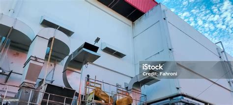 공장의 공기 흐름 시스템 산업 환기 제조 건물의 공기 흐름 시스템 환기 시스템의 스테인레스 스틸 파이프 냉각 시스템의 공장 공기