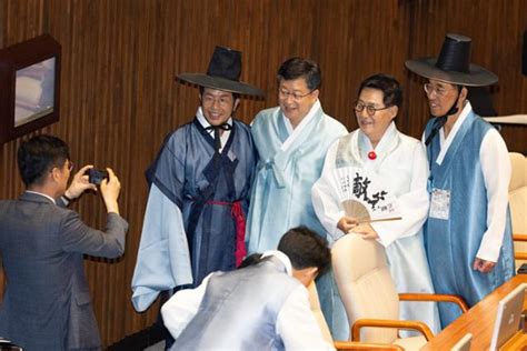상복 Vs 한복 두 쪽 난 국회 개회식 [포토] 한국일보