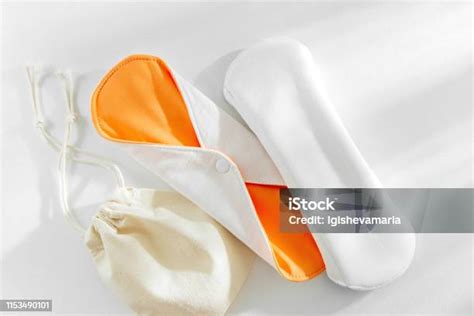 재사용 가능한 천 생리 패드 개인 위생을 위해 폐기물을 전혀 공급 하지 않습니다 지속 가능한 라이프 스타일 플라스틱 무료 개념입니다 생리대에 대한 스톡 사진 및 기타 이미지