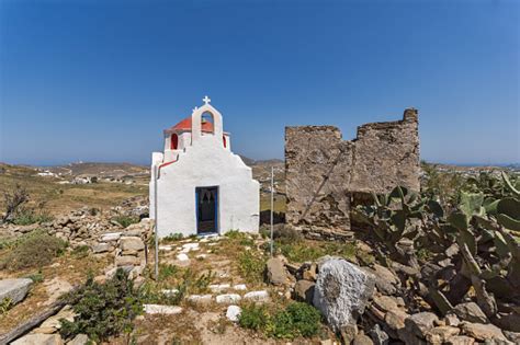 미코노스 섬 그리스에 빨간 지붕 가진 하얀 교회의 놀라운 보기 0명에 대한 스톡 사진 및 기타 이미지 0명 건물 외관