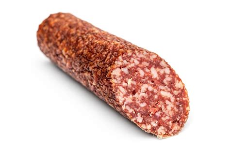 흰색 배경에 원시 훈제 소시지 조각 살라미 소시지의 절반 가공육에 대한 스톡 사진 및 기타 이미지 가공육 건강에 좋지 않은 음식 건조 식품 Istock