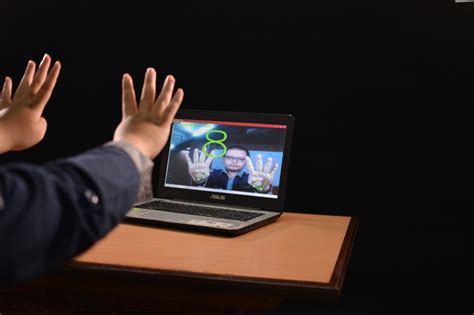 Undika Ciptakan Sarana Pembelajaran Dan Deteksi Simbol Sibi Berbasis Ai Suara Surabaya