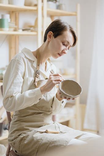 워크샵의 여성 세라미스트는 진흙으로 머그잔을 만듭니다 중소 기업 또는 취미는 세라믹 제품의 창조입니다 25 29세에 대한 스톡 사진 및 기타 이미지 Istock