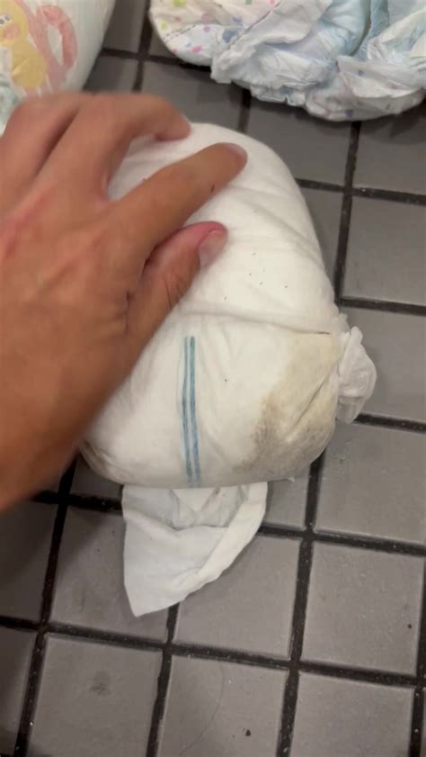 Extremely Stained Messy Diaper 中文