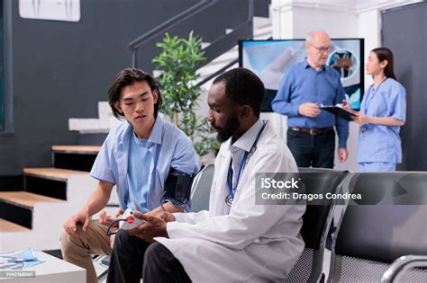 병원 리셉션에서 안압계로 고혈압 검사를 하는 심장 전문의 의사 간호사에 대한 스톡 사진 및 기타 이미지 간호사 건강관리와