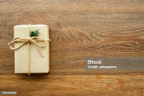 크리스마스와 새해축제 장식이 있는 브라운 선물 상자가 나무 배경에 있습니다 복사 공간 플랫 레이가 있는 상단 뷰입니다 2022