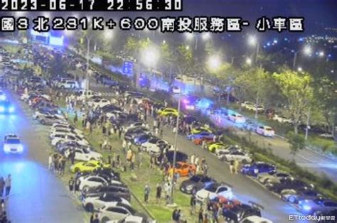 燒胎、蛇行、機車亂入！國3南投服務區大規模車聚 如台版「大黑」 Ettoday社會新聞 Ettoday新聞雲