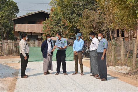 မိုးမိတ်မြို့နယ် လက်ခုပ်တန်းရပ်ကွက်ရှိ မြေသားလမ်းမှ ကတ္တရာလမ်းခင်းကျင်း