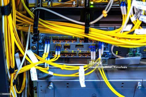 근접 통신 작업 데이터 장치 광섬유 광 케이블 연결 인터페이스 여러 정보 기술 컴퓨터 네트워크 라우터 네트워크 서버에 대한 스톡 사진 및 기타 이미지 Istock