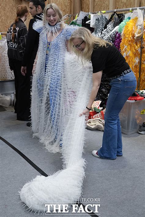 네덜란드 런웨이를 사로잡은 백신 쓰레기 드레스 Tf사진관 포토 기사 더팩트