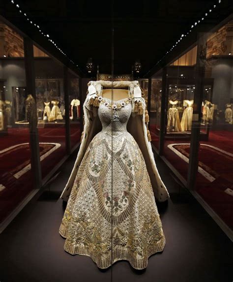 Isabel Ii Hizo Historia En Su Coronación Hace 72 Años Un Vestido