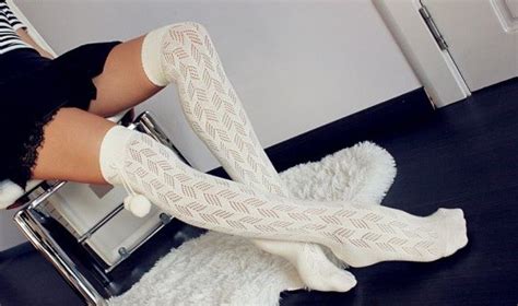 Кокетни дамски дълги чорапи с помпони По доброто бельо