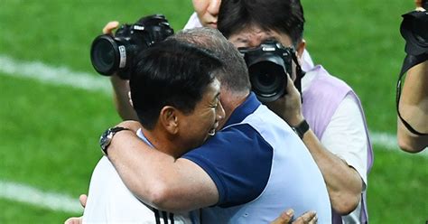 St포토 포옹으로 인사하는 박태하 감독과 포스테코글루 감독