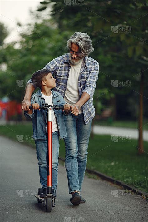 爷爷和孙子在夏季公园散步