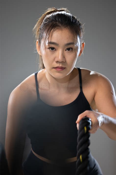 背心高清图片 青年女人举重训练1101 人像图片免费下载格式2668像素编号67617554 千图网