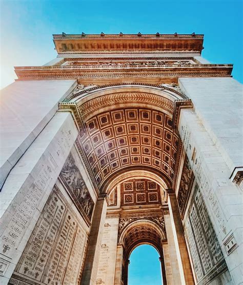 갈색과 흰색 콘크리트 건물 사진 Unsplash의 무료 파리 이미지