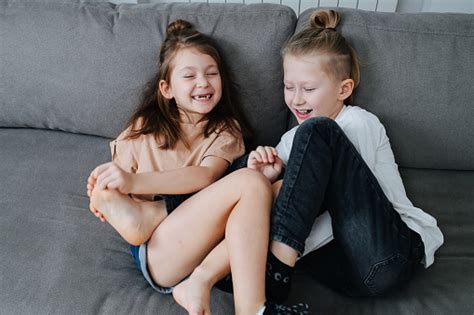 Dos Niños Pasándolo Bien Tratando De Hacerse Cosquillas En Los Pies