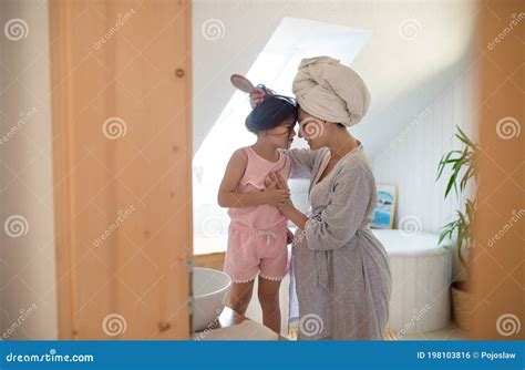 Portret Van Zwangere Vrouwen Met Een Kleine Dochter In De Badkamer