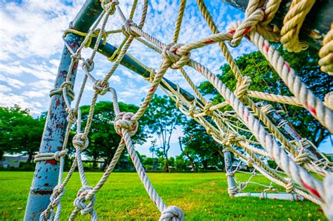 밧줄 그물 골 푸른 잔디가 있는 미니 축구장 짚으로 짠 단순하고 구식 미니어처 모기장이 공원 하늘과 흰 구름 배경 선택적 초점 부드러운 초점을 어지럽힙니다 0명에 대한 스톡