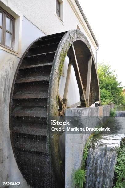 오래된 방앗간 물의 녹슨 철제 바퀴 물레방아 바퀴의 모션 블러 바트 푸싱 마을에 있는 물레방아의 마차 바퀴 철제 바퀴와 시내 0명에 대한 스톡 사진 및 기타 이미지 Istock
