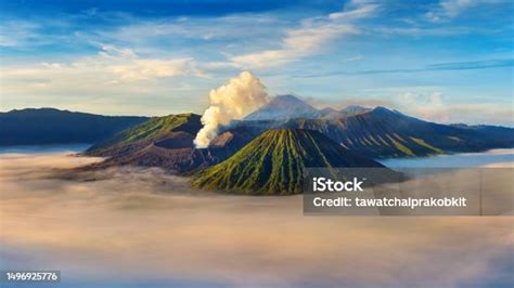 마운트 Penanjakan에서 브로 모 Tengger Semeru 국립 공원 동쪽 자바 인도네시아에 관점에서 일출 동안 마운트 브로 모 화산 크라카타우 산 화산에 대한 스톡