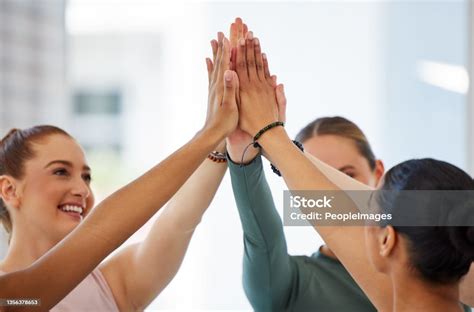 요가 수업 후 함께 서서 서로에게 하이파이브를 하는 다양한 여성들의 사진 하이 파이브에 대한 스톡 사진 및 기타 이미지 하이 파이브 스포츠 의류 사람들 Istock