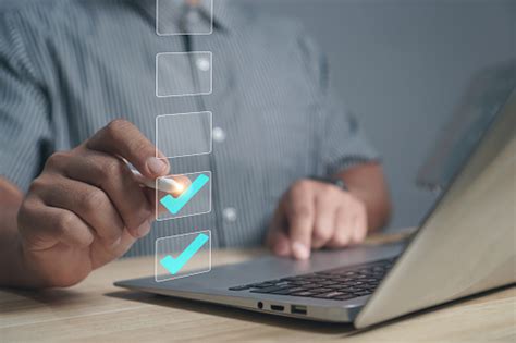 개념 디지털 양식 체크리스트 작성 평가 설문지 평가 온라인 설문 조사 시험 스타일러스 펜을 사용하는 사업가 손 성능