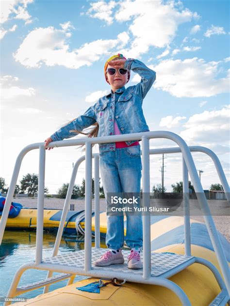 팔을 들어 올린 작은 금발 소녀 푸른 흐린 하늘 배경 행복한 아이가 공중에서 날아 미소 라이프스타일 사진 가을에 대한 스톡 사진 및 기타 이미지 Istock