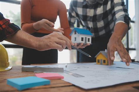 엔지니어 팀워크 미팅 작업 현장 건설 및 구조 개념의 모델 구축 및 엔지니어링 도구 파트너와 협력하는 프로젝트를 위한 청사진