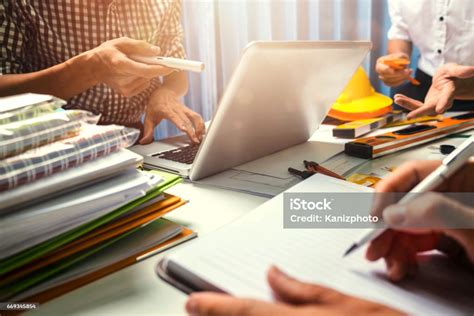 건축가 프로젝트의 사무실 건설 현장에서 회의를 작업 하는 비즈니스 맨 계약자의 팀워크 비즈니스에 대한 스톡 사진 및 기타 이미지 비즈니스 주황색 팀워크 Istock