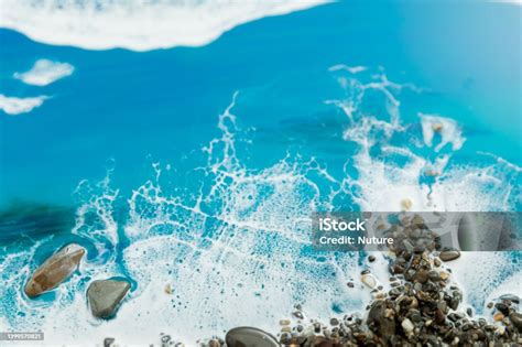 푸른 바다 파도와 돌 해변이있는 수지 아트 페인팅 에폭시 아트 구성 파도에 대한 스톡 사진 및 기타 이미지 파도 0명 개념 Istock