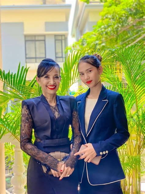 ធ្លាប់តែឃើញដើរតួម្តាយគេ ឃើញ អ៊ុំ សក្ខណា តុបតែងឡើងខ្ញង់ម្តង រឹតតែក្មេង