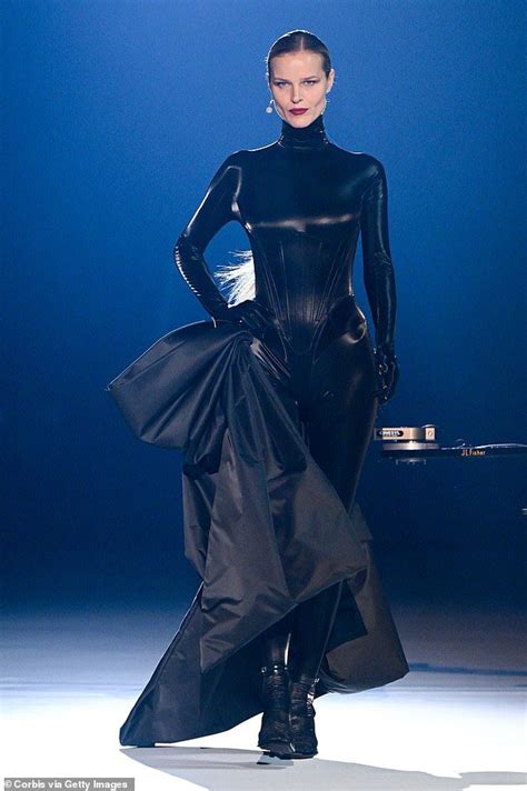 Irina Shayk Storms The Catwalk For Thierry Mugler S Paris Show Artofit