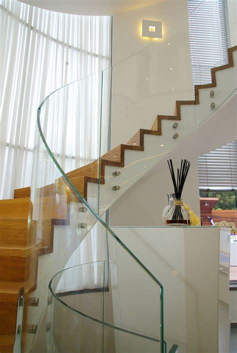 Custom Made Glass Banister For Stylish Staircases