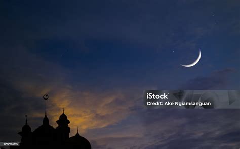 초승달과 라마단 하늘의 별이 있는 밤하늘 모스크 돔 이슬람 Landmarkmosque 희망의 빛의 돔 아랍 이슬람 건축 개념 종교 이슬람 0명에 대한 스톡 사진 및 기타