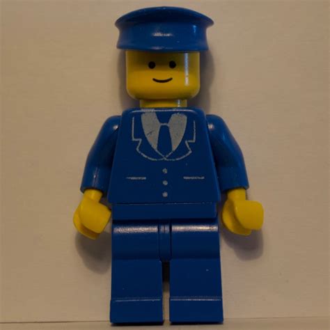 Lego Set Fig 008736 Man Blue Suit With Tie And Three Buttons Blue Hat