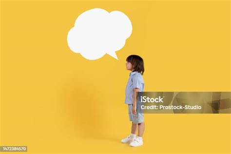 아이들의 생각 자신의 생각을 표현하는 말풍선을 가진 어린 소년의 전체 길이 샷 빈 공간 4 5세에 대한 스톡 사진 및 기타 이미지 4 5세 개념 개발 Istock