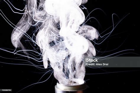 Vape 나선형의 스플래시 Glicerine 눈에 보이는 트레이 서를 사용 하는 두 가지 색상의 녹색 및 적색 구름 Vape 문화 및 금연 0명에 대한 스톡 사진 및 기타