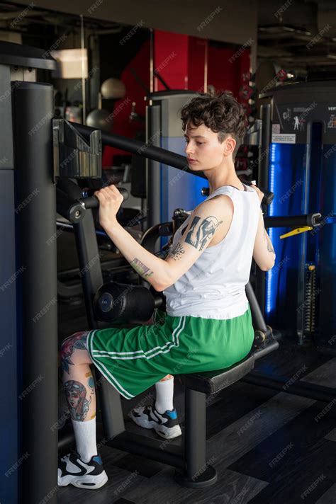 Homem Trans Malhando E Se Exercitando Na Academia Foto Grátis