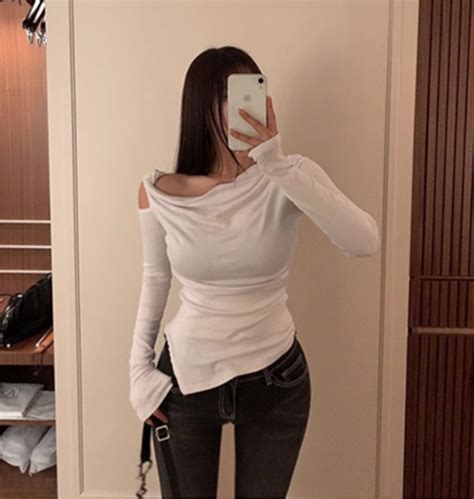 더블제이 25ss 신상 오프숄더 긴팔 언발 티셔츠 코디 4color 입술넥 슬림핏 무지 베이직 얇은 긴 소매 크롭 T 화이트 블랙 핑크 베이지 컬러 여친룩 데이트룩